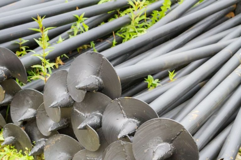 Technique d'installation des pieux vissés au Québec - Soumissions Pieux ...